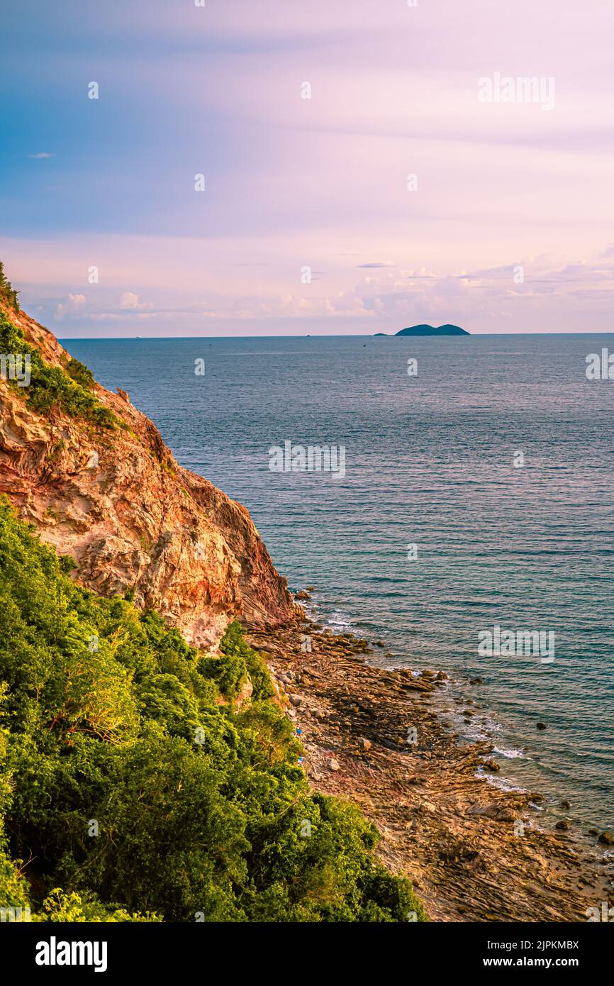 Sunset at Giant cliff at Larn island (Koh Larn). Beautiful of sea at ...