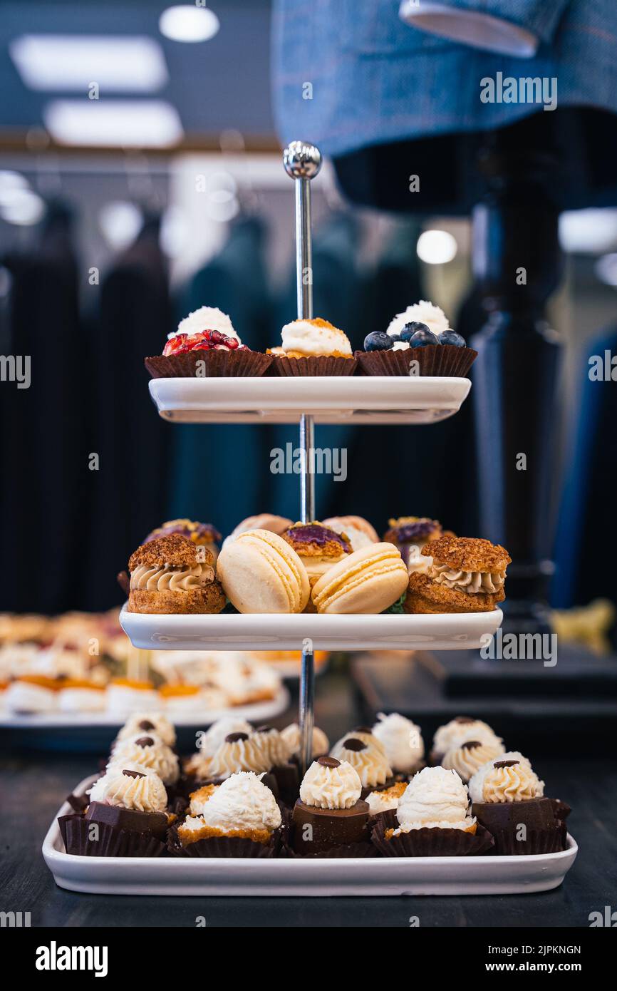 Tier plate hi-res stock photography and images - Alamy