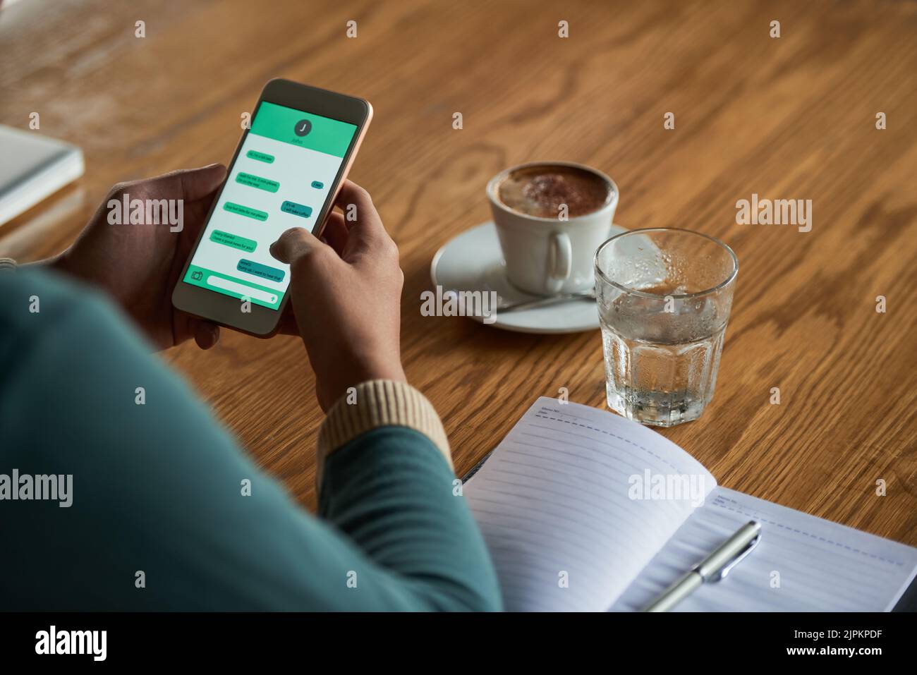 Male hands smartphone messages hi-res stock photography and images - Alamy