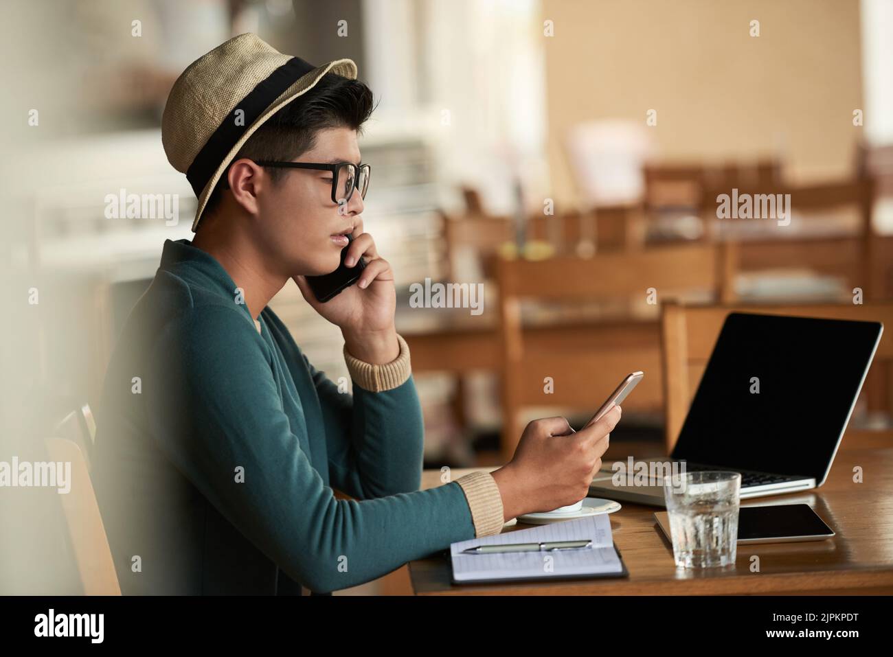 Taking orders hi-res stock photography and images - Alamy