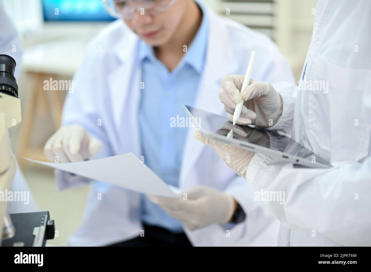 Chemist scientist report hi-res stock photography and images - Alamy