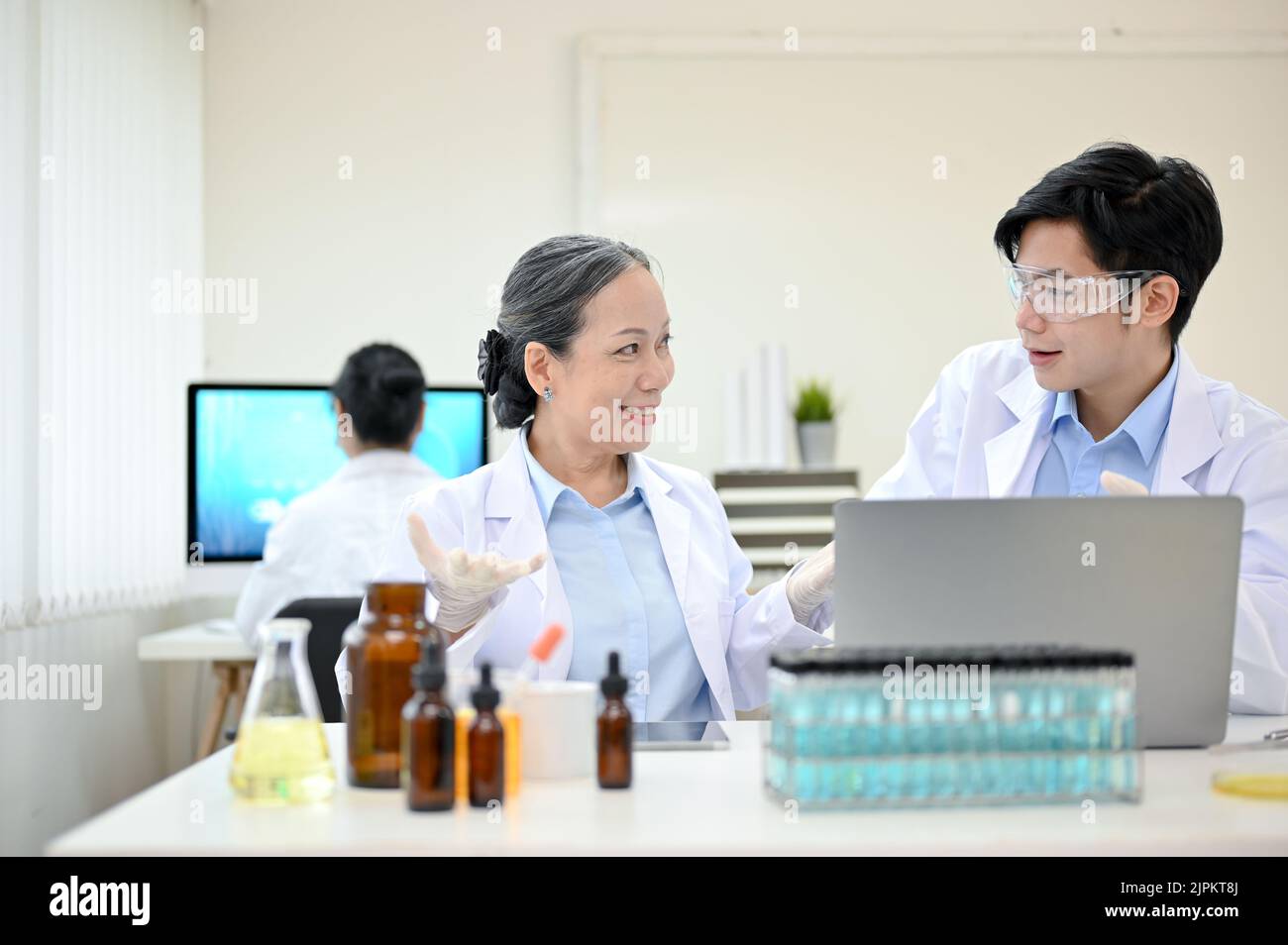Asian female lab technician hi-res stock photography and images - Alamy