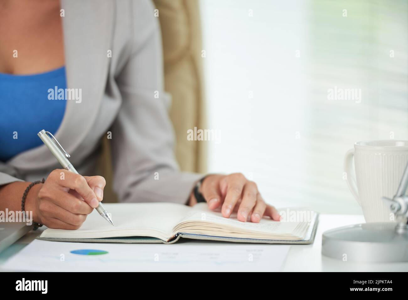 Lady writing with laptop hi-res stock photography and images - Alamy