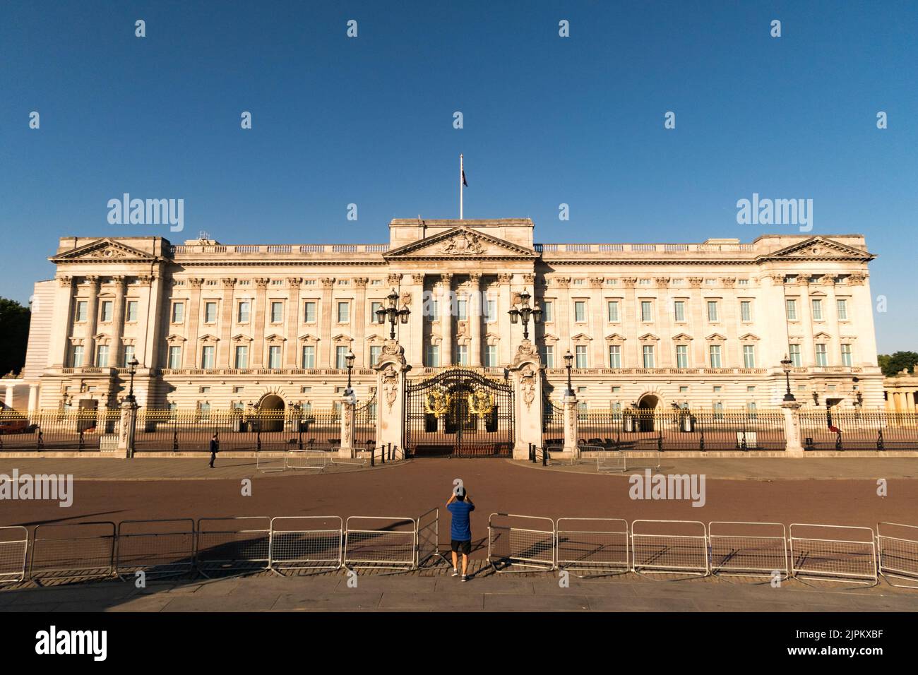 Buckingham palace front view hi-res stock photography and images - Alamy