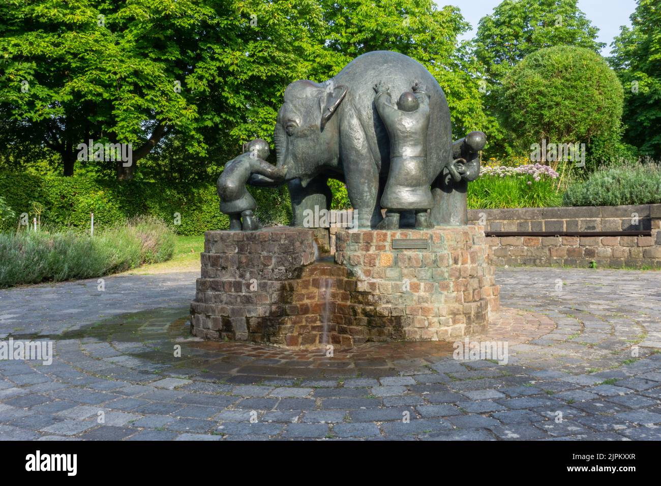 Fountain with an elephant at the Rheinaue in Bonn Stock Photo - Alamy