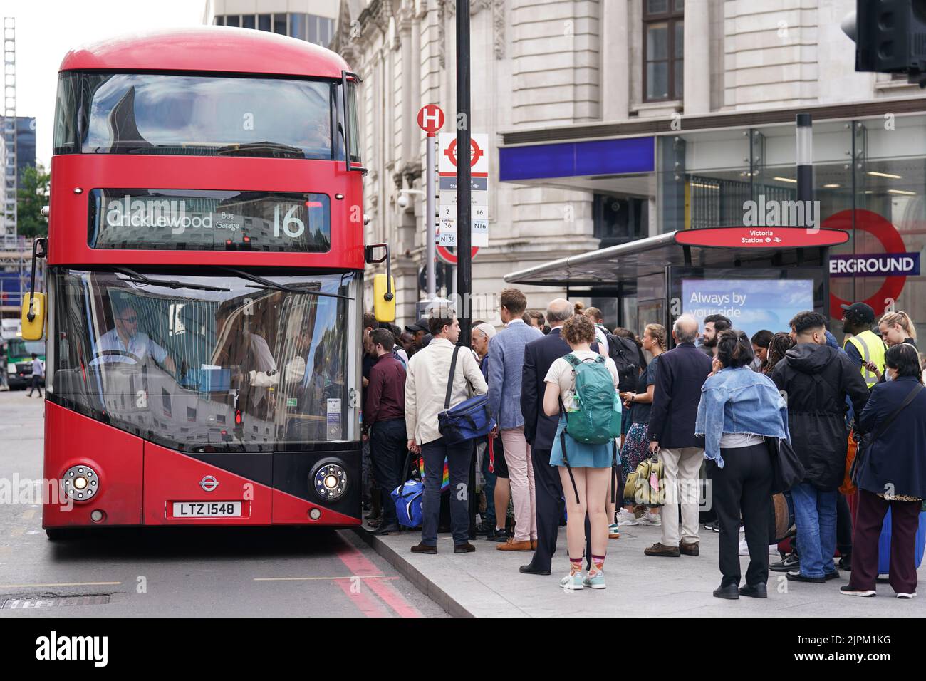 London number 16 bus hi-res stock photography and images - Alamy