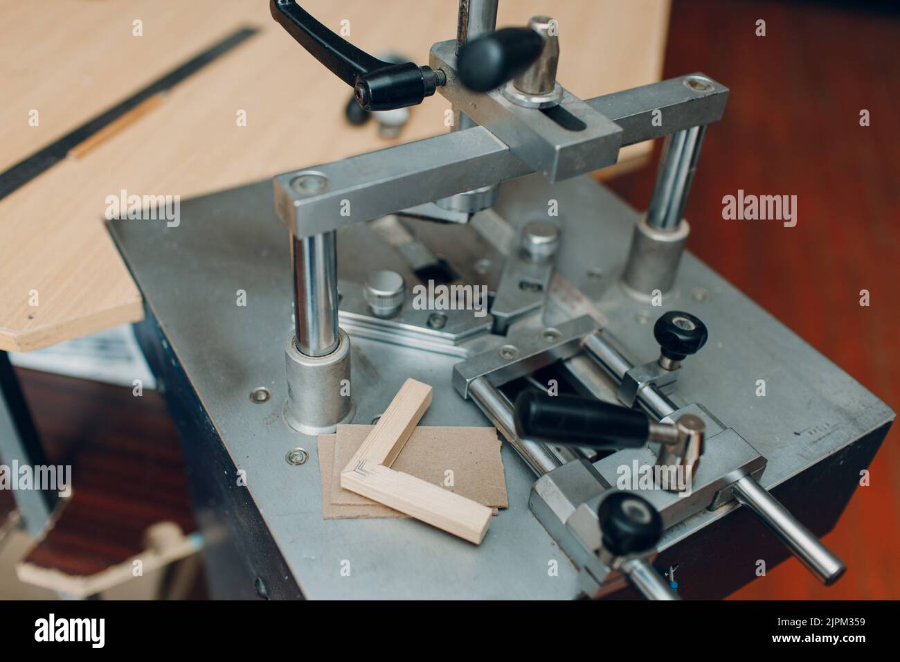 Framing Workshop. Machine cartridge for assembling corners brackets ...