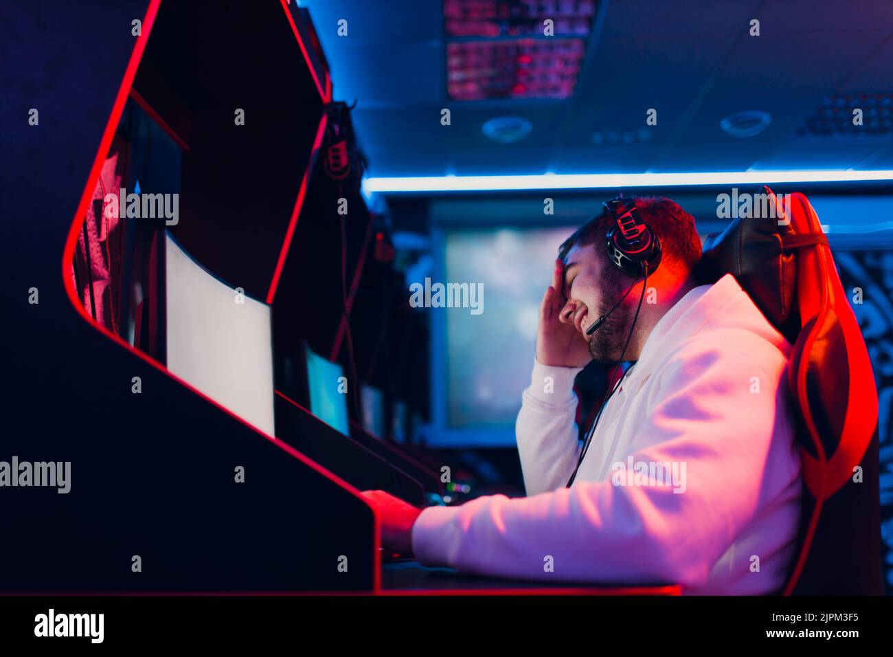 Man playing on computer keyboard hi-res stock photography and images ...