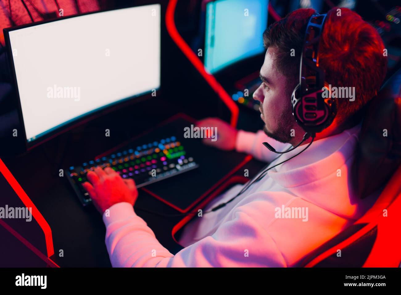 Gamer guy hi-res stock photography and images - Alamy