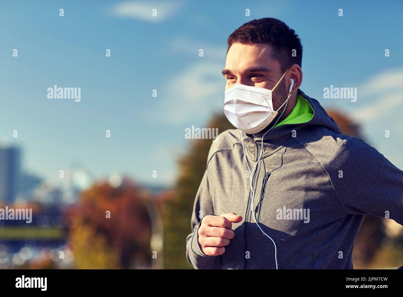 Man jogging with mask hi-res stock photography and images - Alamy