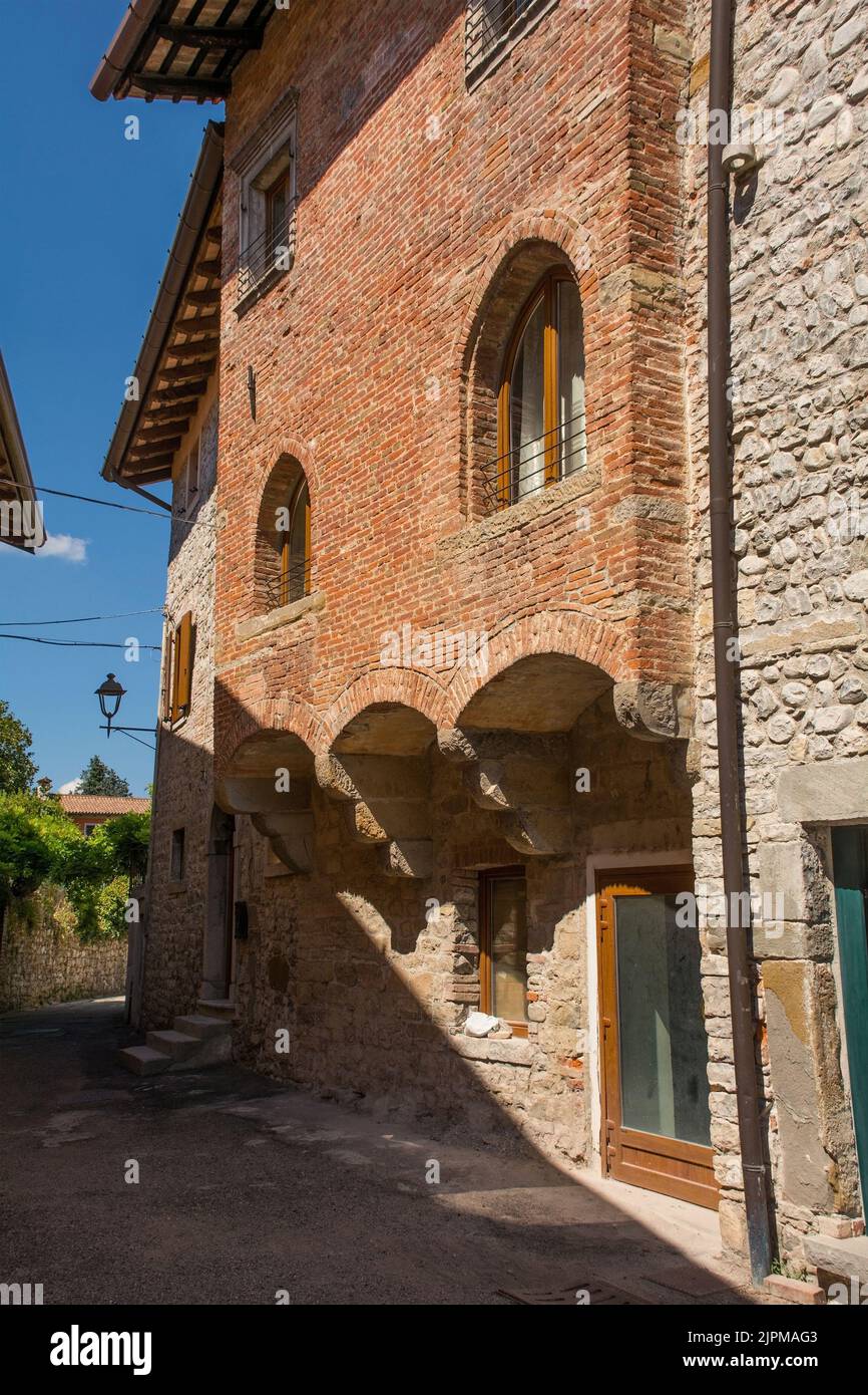Medieval houses jettying hi-res stock photography and images - Alamy