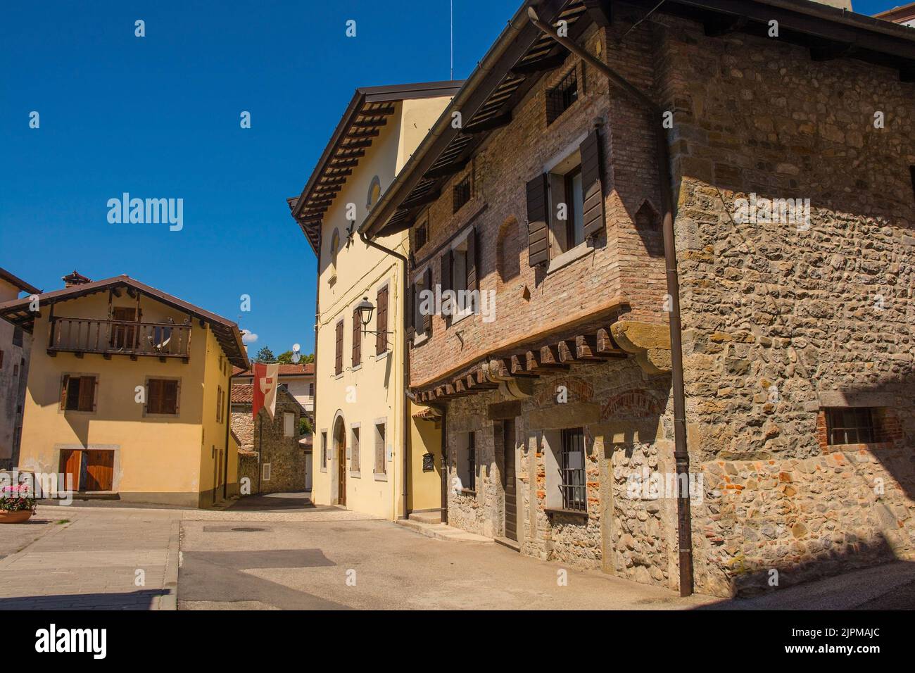 Medieval houses jettying hi-res stock photography and images - Alamy