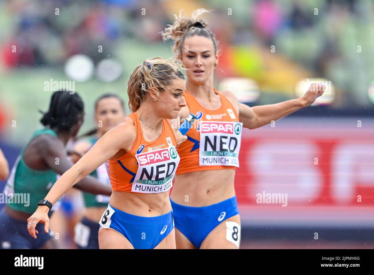 MUNCHEN, GERMANY - AUGUST 19: Lieke Klaver of the Netherlands and Laura ...