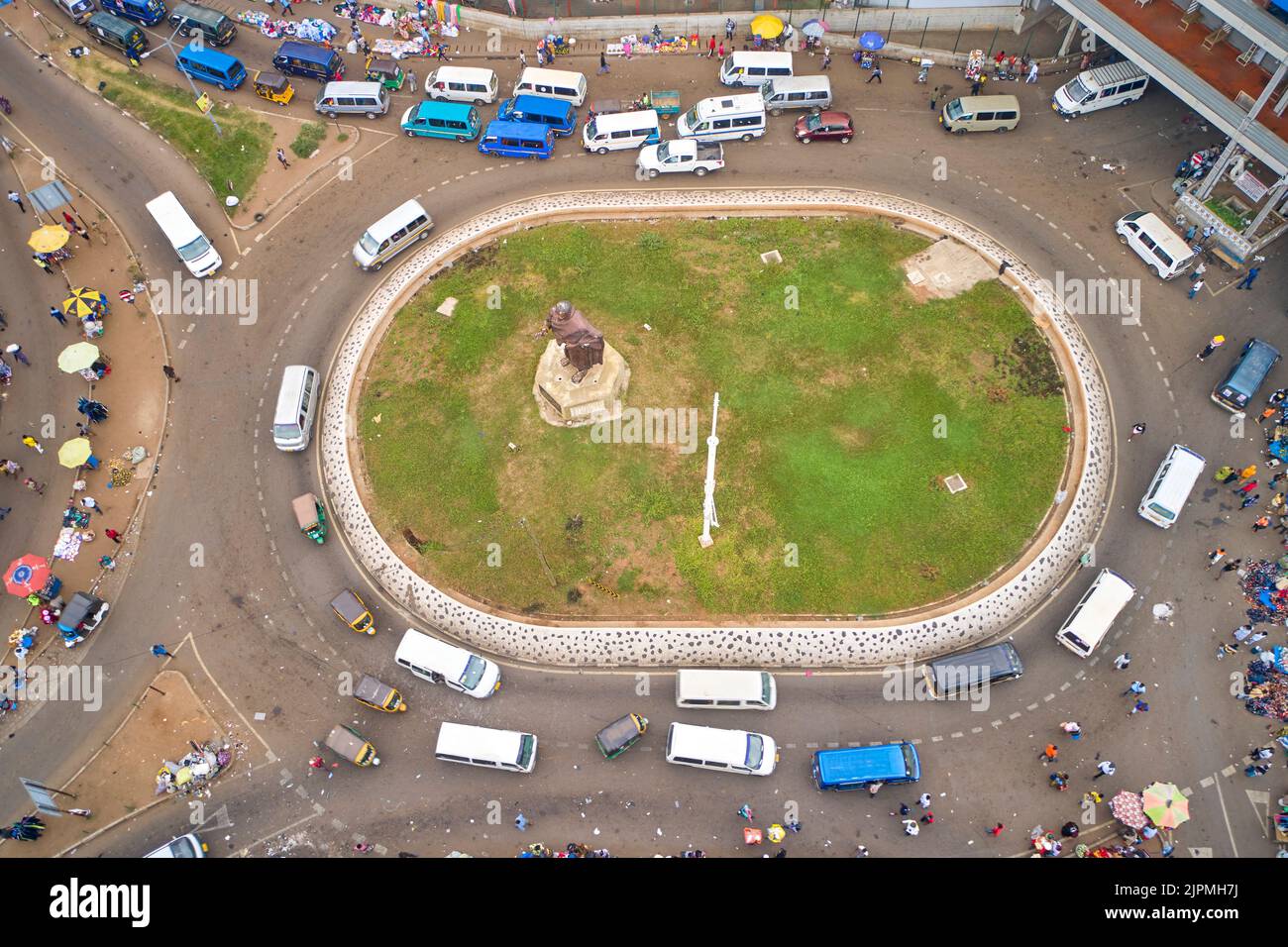 Vehicles at the Kumasi market roundabout Stock Photo - Alamy