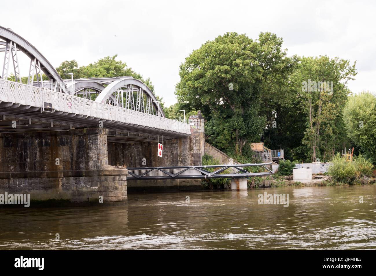 Walkway next to london bridge hi-res stock photography and images - Alamy