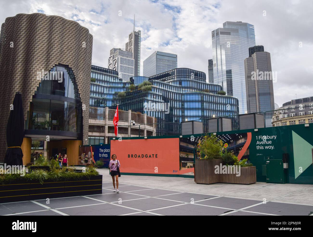 London, UK. 19th Aug, 2022. A major new construction project continues ...