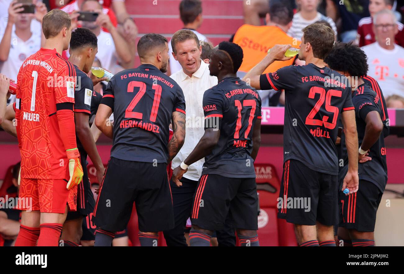 Coach Julian Nagelsmann of Bayern Muenchen mit seinen Spielern Sadio ...