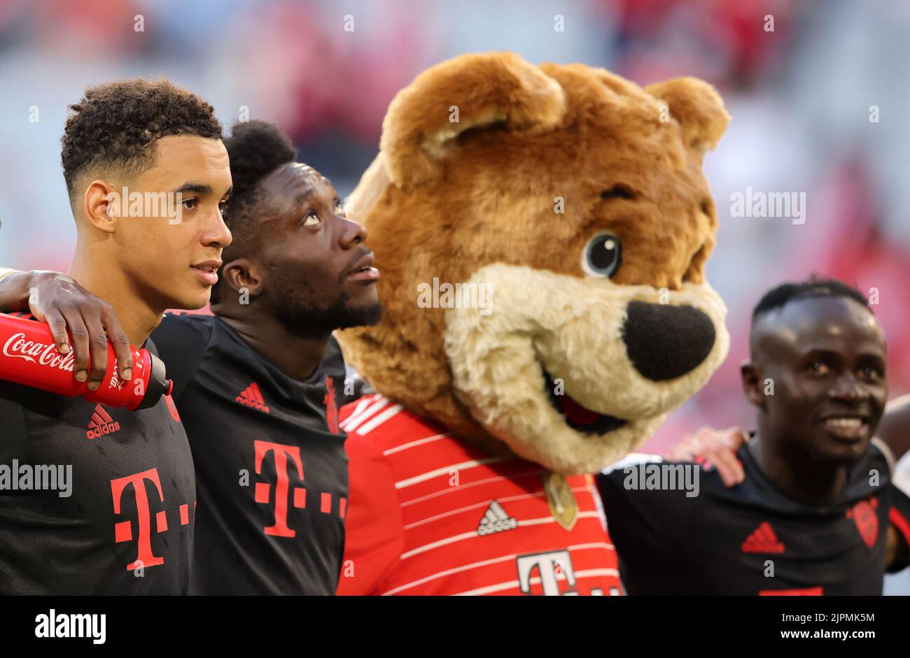 Jamal Musiala of Bayern Muenchen und Alphonso Davies of Bayern Muenchen ...