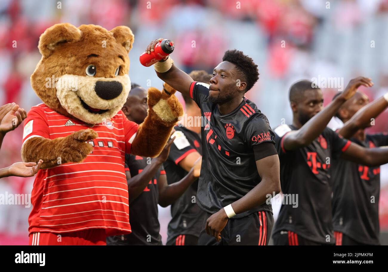 Alphonso Davies of Bayern Muenchen mit Maskottchen bernie FC Bayern ...