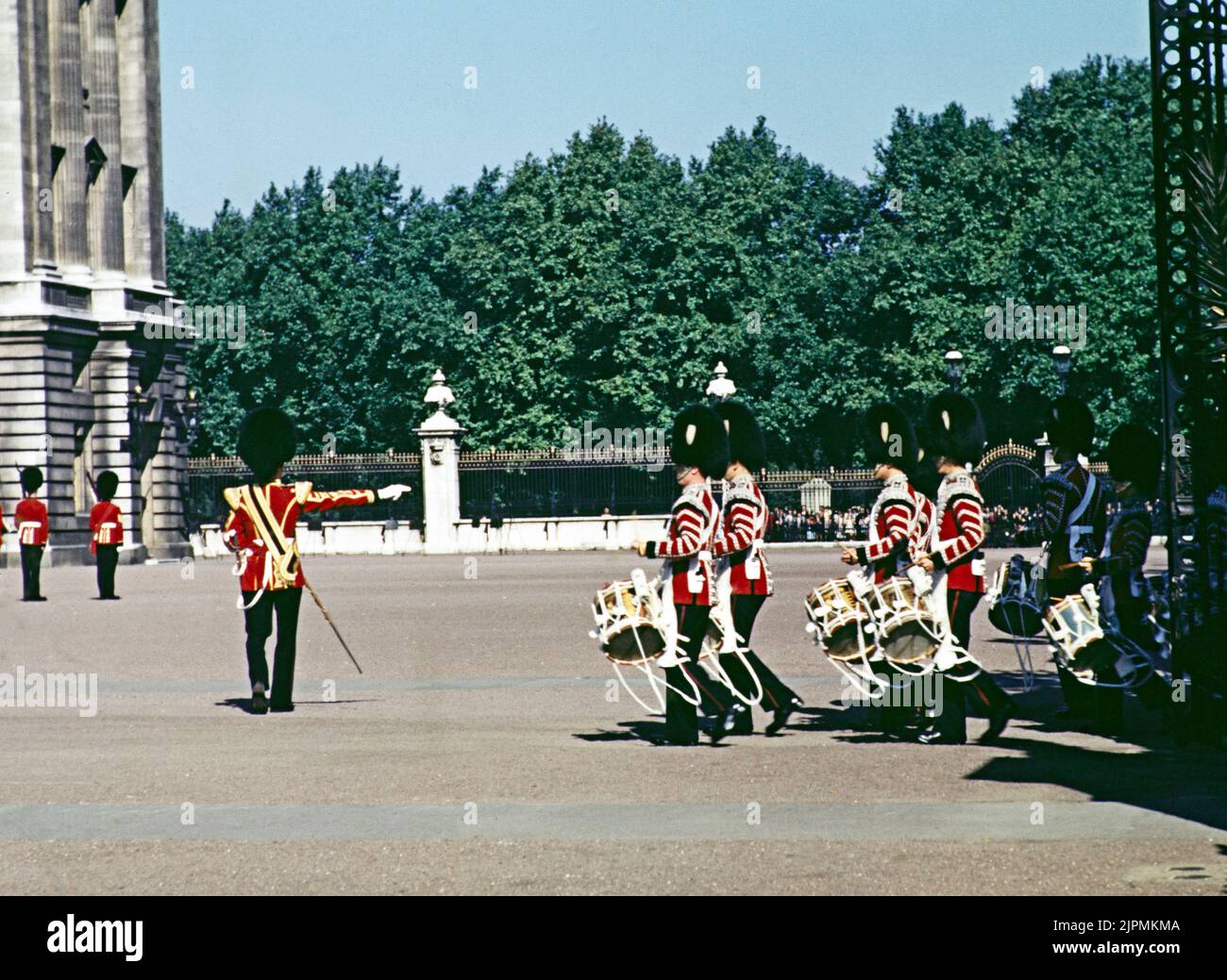 Guardsmen soliders marching, Changing of the Guard, Buckingham Palace ...