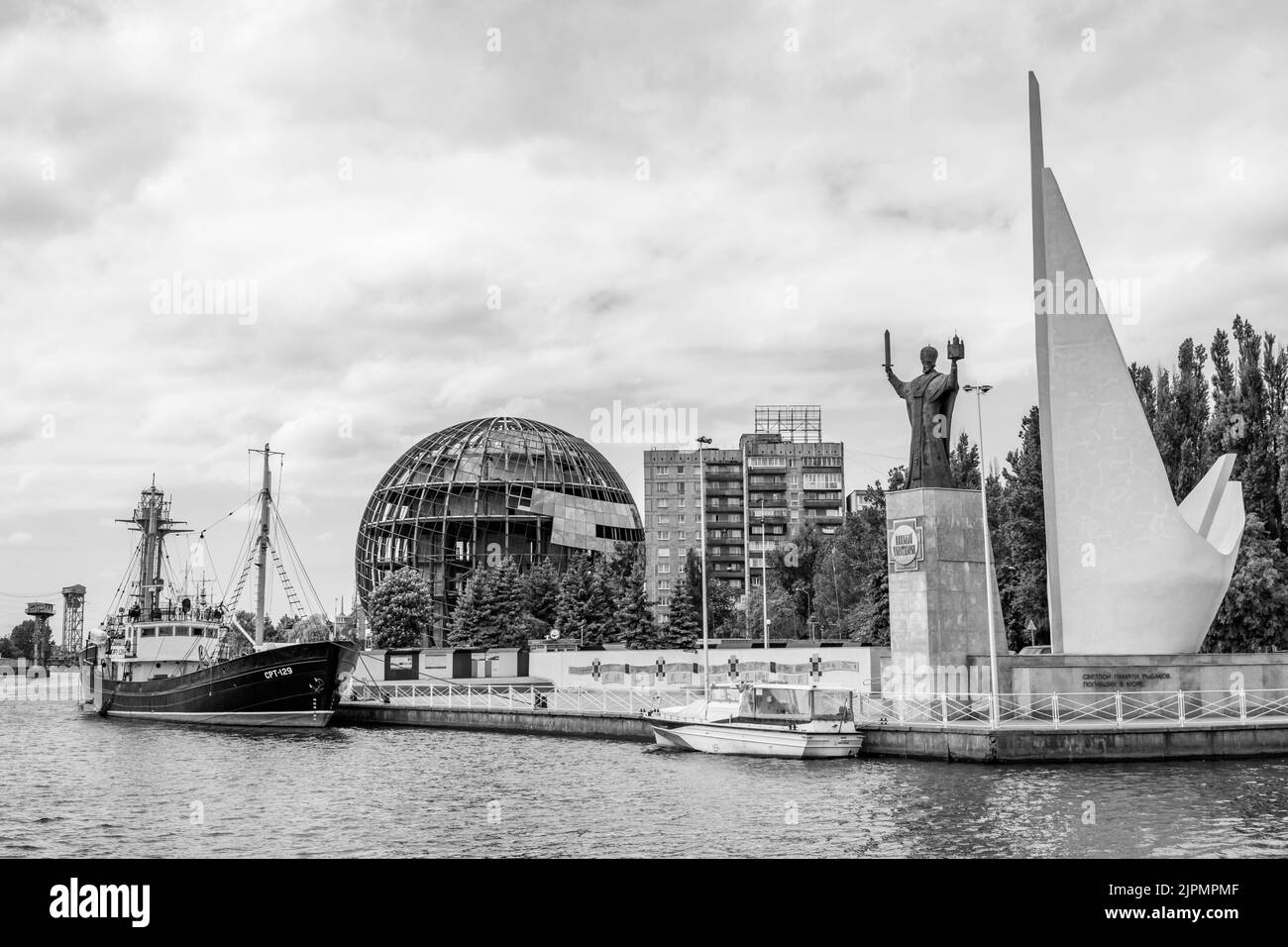 pioneram pokoreniya atlantiki monument statue in Kaliningrad, Russia ...