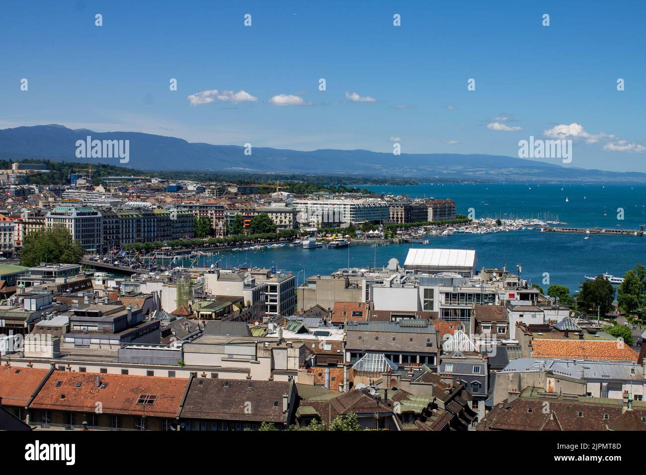 The view of the lake and historical buildings of Geneva, Switzerland ...
