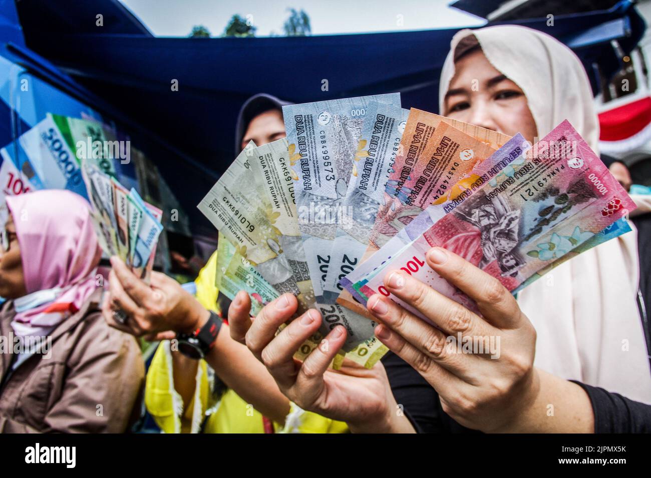 Bandung, Indonesia. 19th Aug, 2022. Women display new Indonesian ...