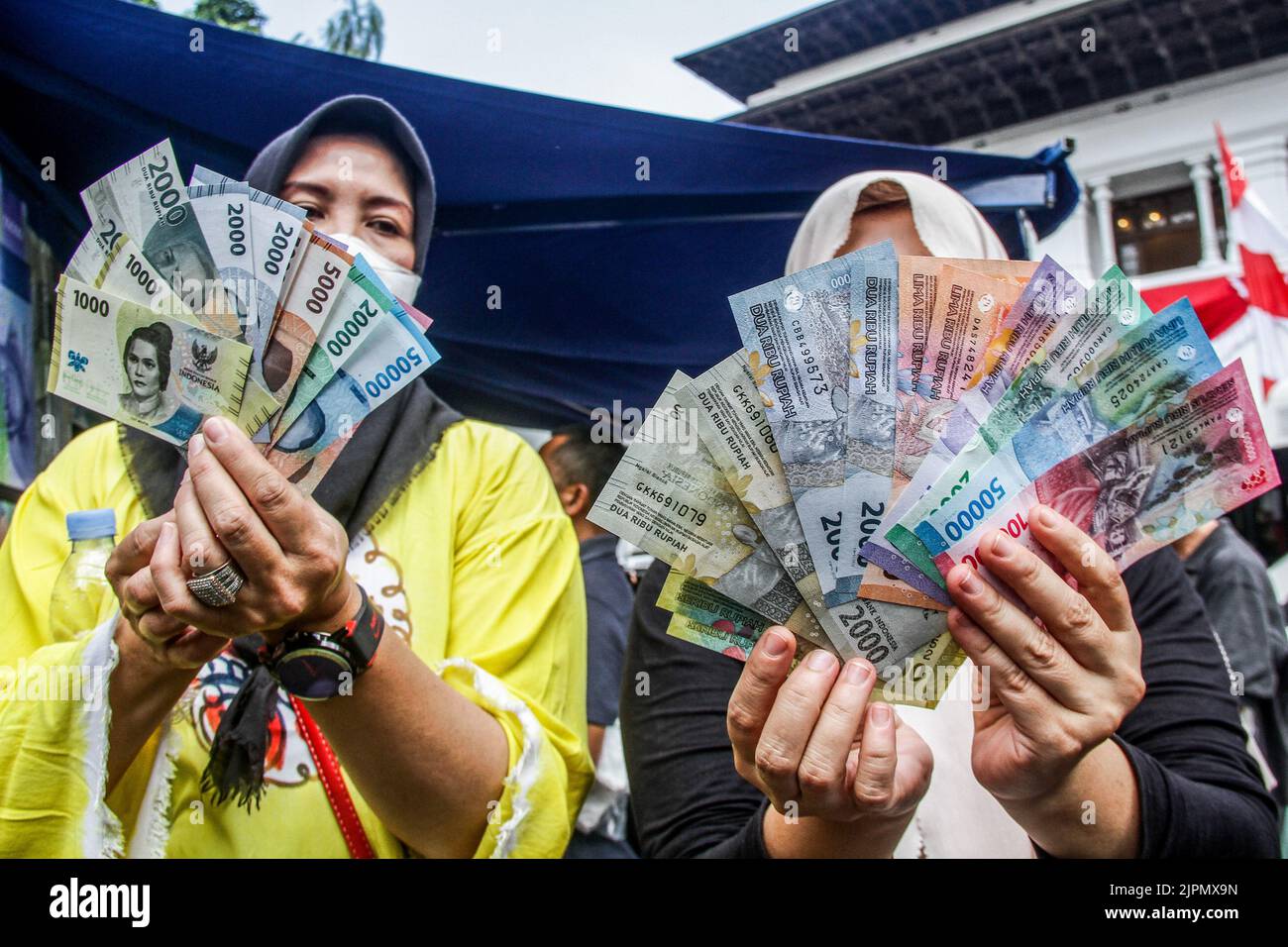 Bandung, Indonesia. 19th Aug, 2022. Women display new Indonesian ...