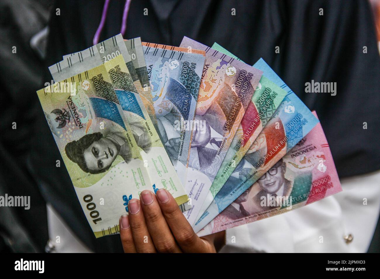 Bandung, Indonesia. 19th Aug, 2022. A woman displays new Indonesian ...