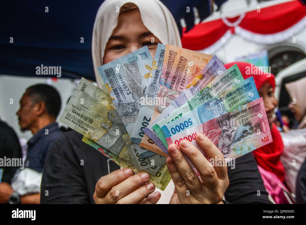 Bandung, Indonesia. 19th Aug, 2022. A woman displays new Indonesian ...
