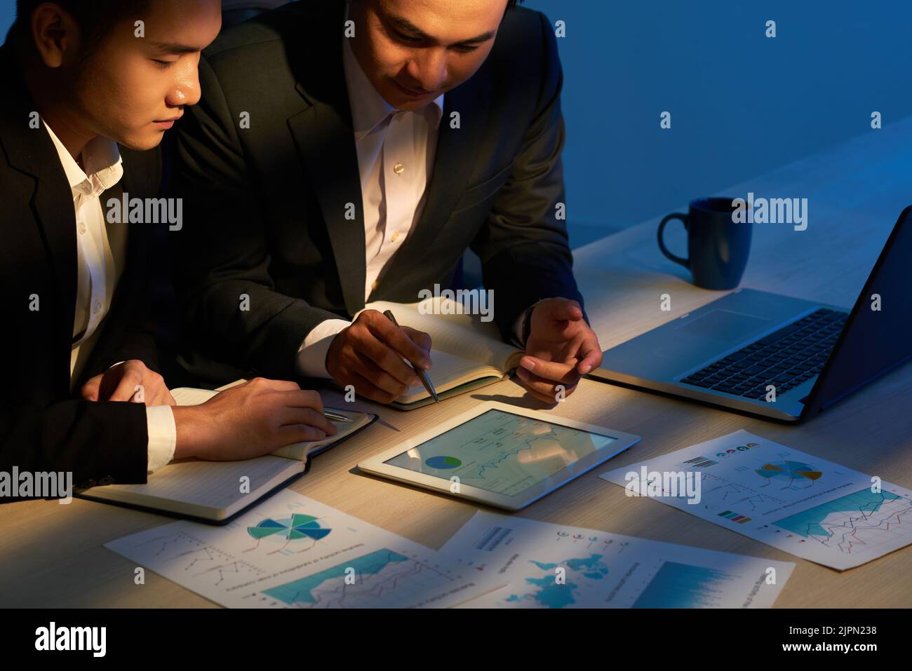 Business people working diagrams hi-res stock photography and images ...