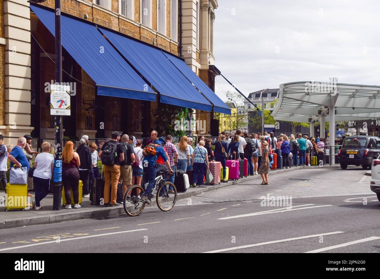 London, UK. 19th August 2022. A huge queue forms at a taxi rank outside ...