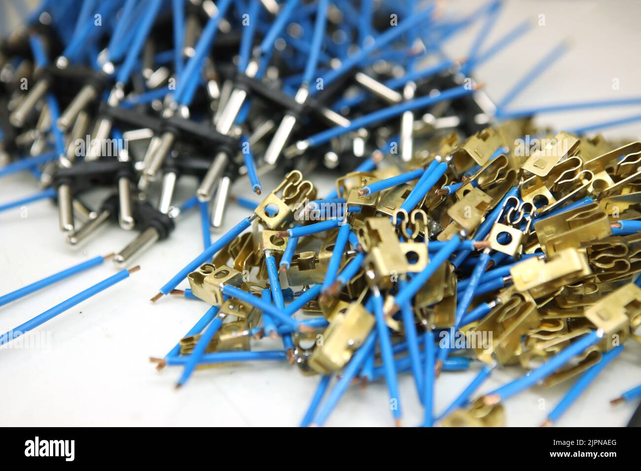 Lots of wires with internal socket clip. Plug holder from the inside ...