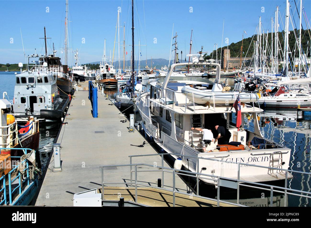 Scottish mooring moorings oban bay yacht west hi-res stock photography ...
