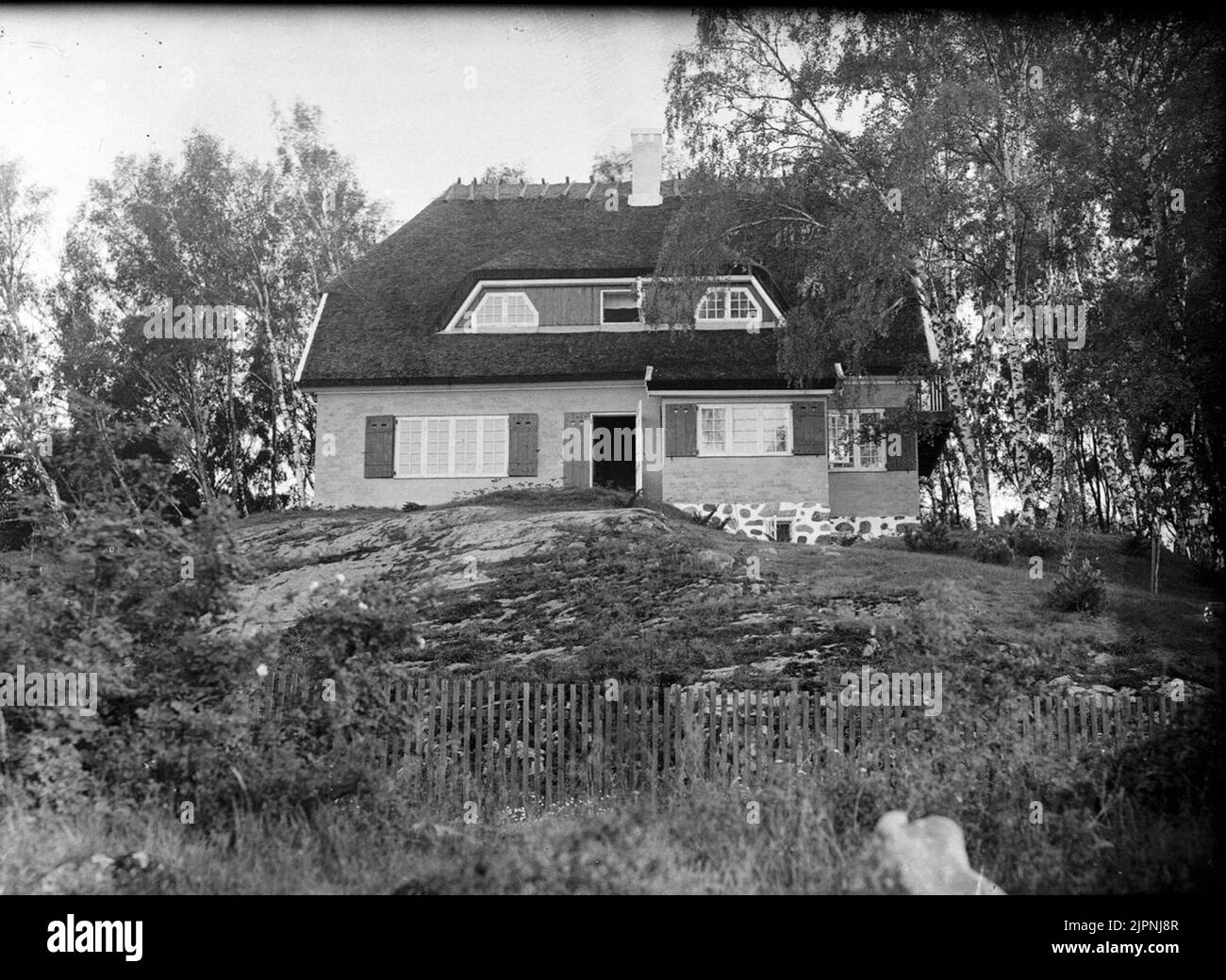 (Newly built residential building with straw (reed) roof) (Nybyggt ...