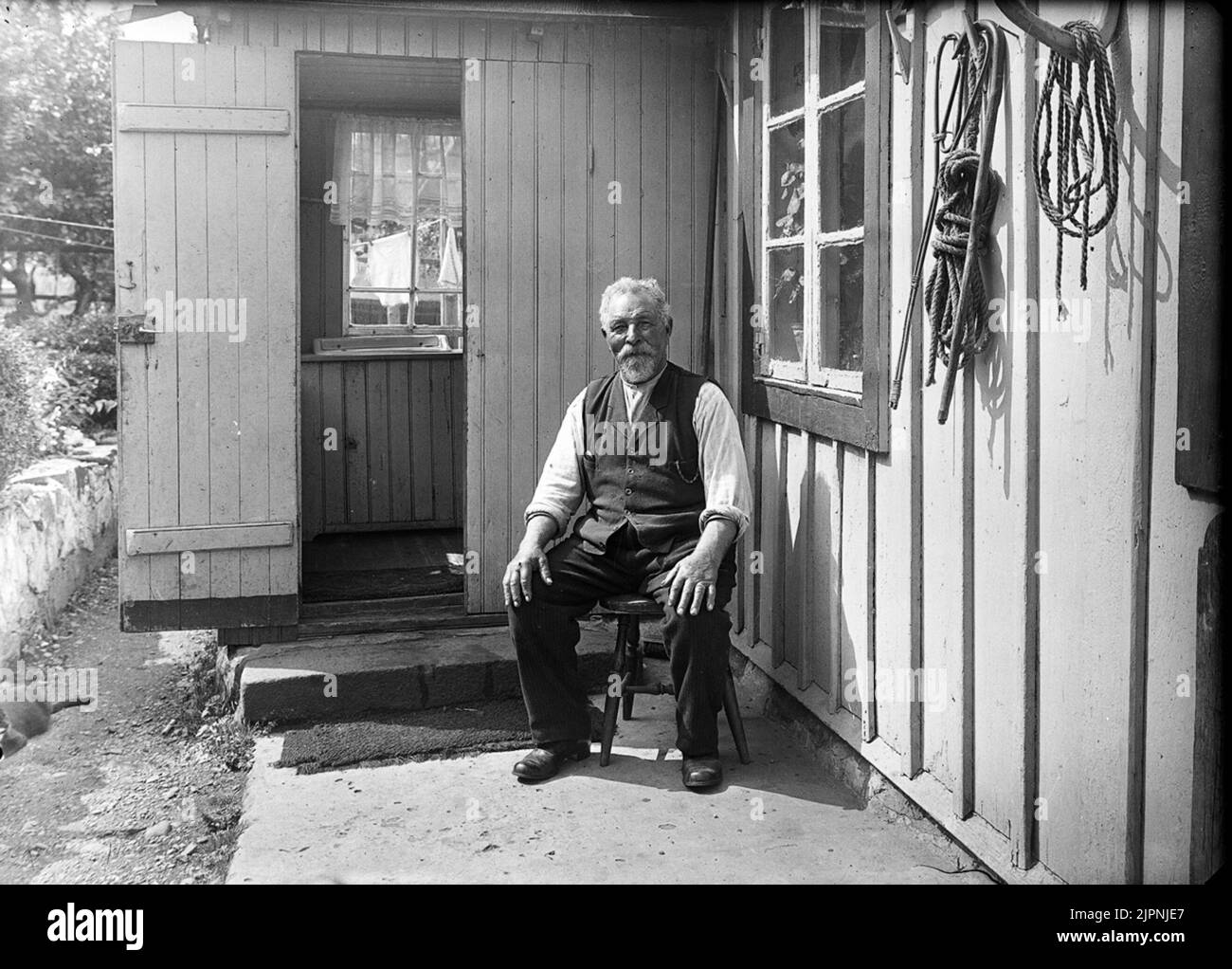 (Sitting man) (Sittande man Stock Photo - Alamy