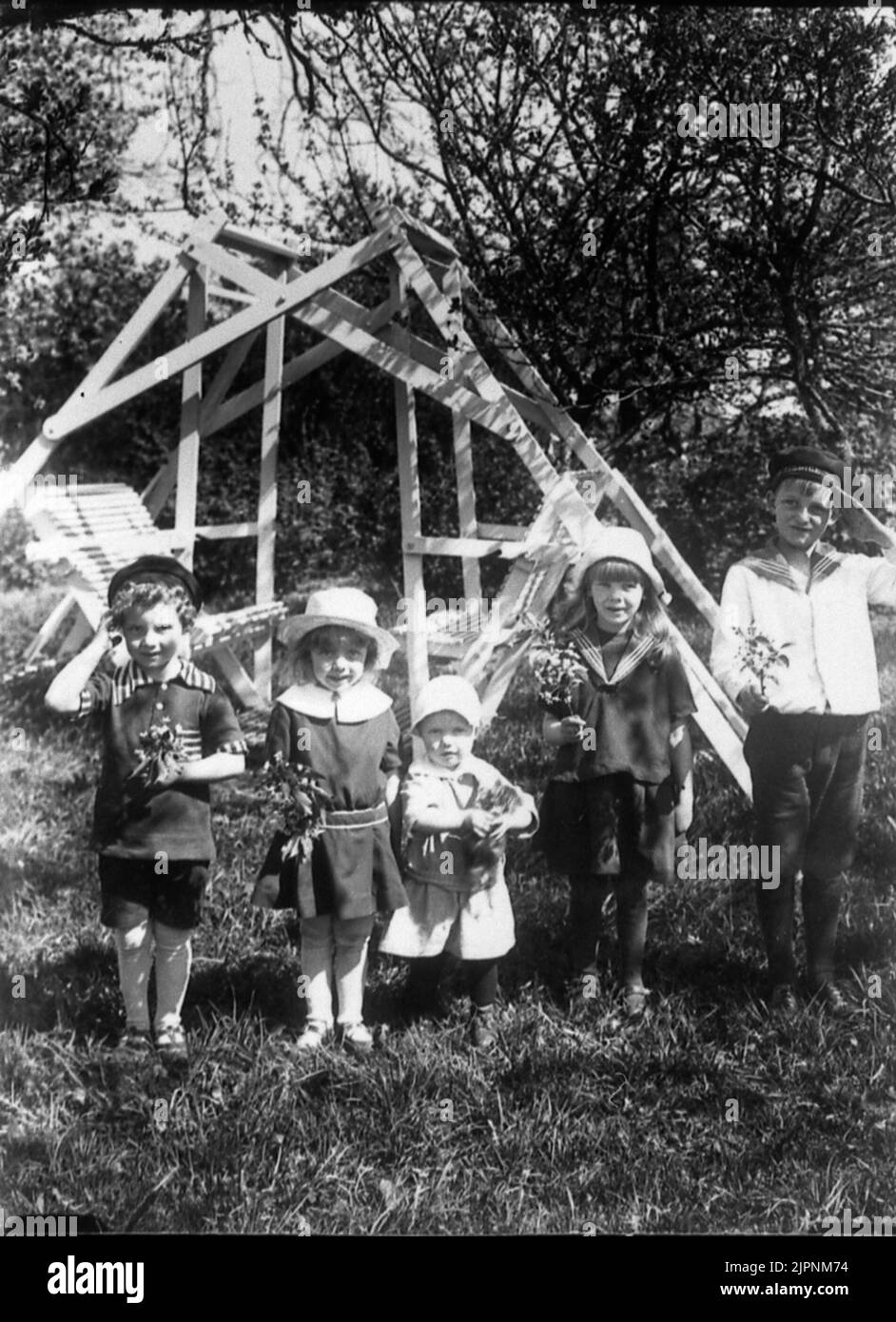 Communist yard. Gunnar, Brita, Gunvor (Gun) and Karin Larsson with ...