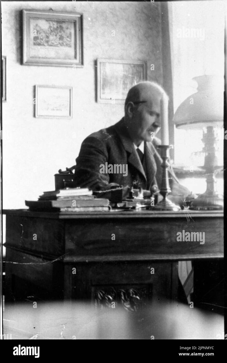 Charles Anderson at his desk. Charles Anderson vid sitt skrivbord Stock ...