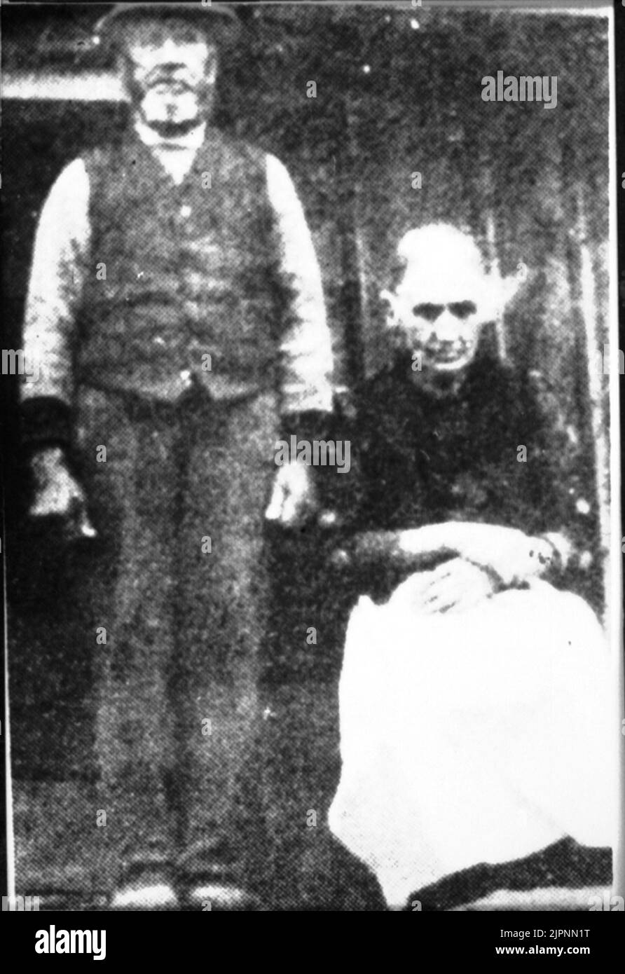 This picture from Gökhem shows an old strange couple, the barn man ...