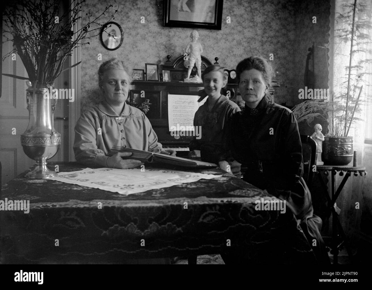 Mom and Mary in the room. Mamma och Maria i rummet Stock Photo - Alamy