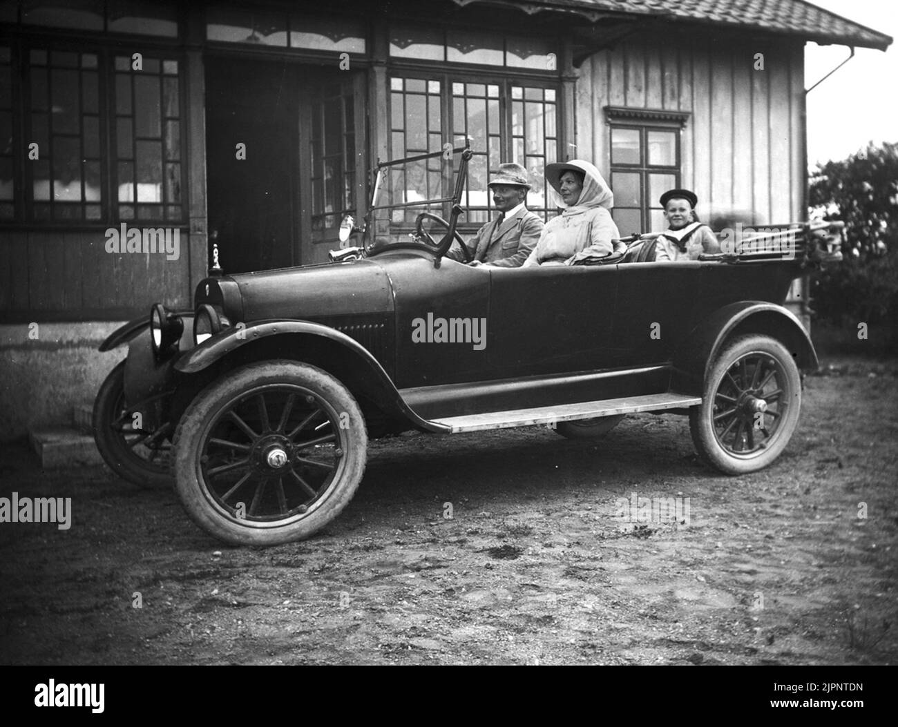 Patron drives a car. Patron åker bil Stock Photo - Alamy