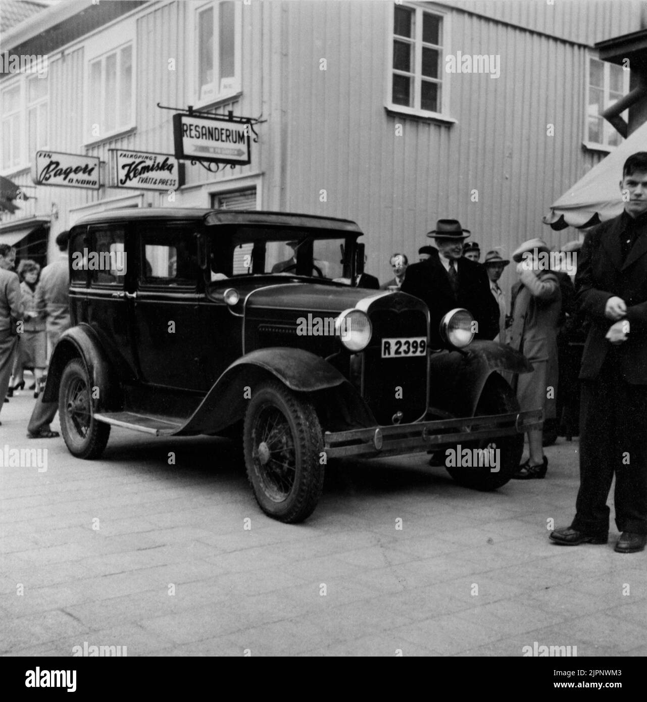 A Ford wide triangle. En Ford vid Trekanten Stock Photo - Alamy