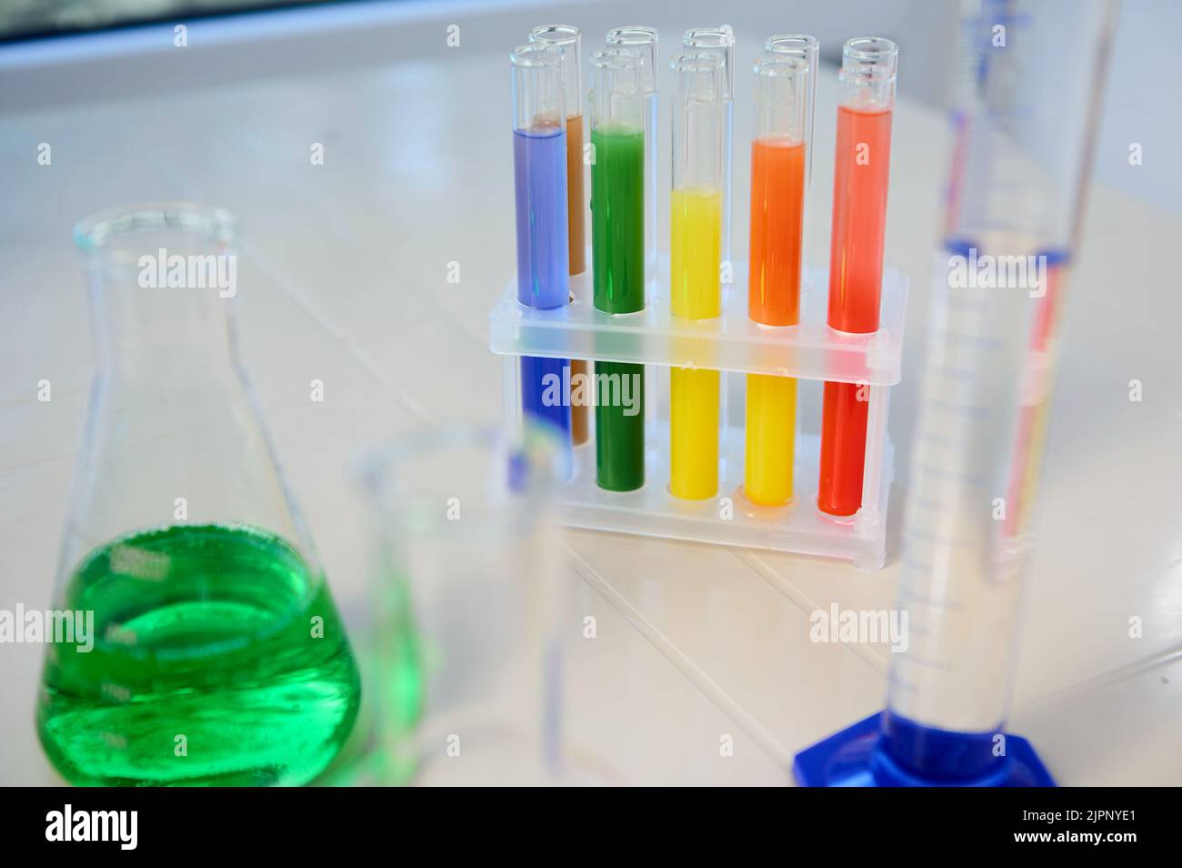 Measuring cylinders hi-res stock photography and images - Alamy