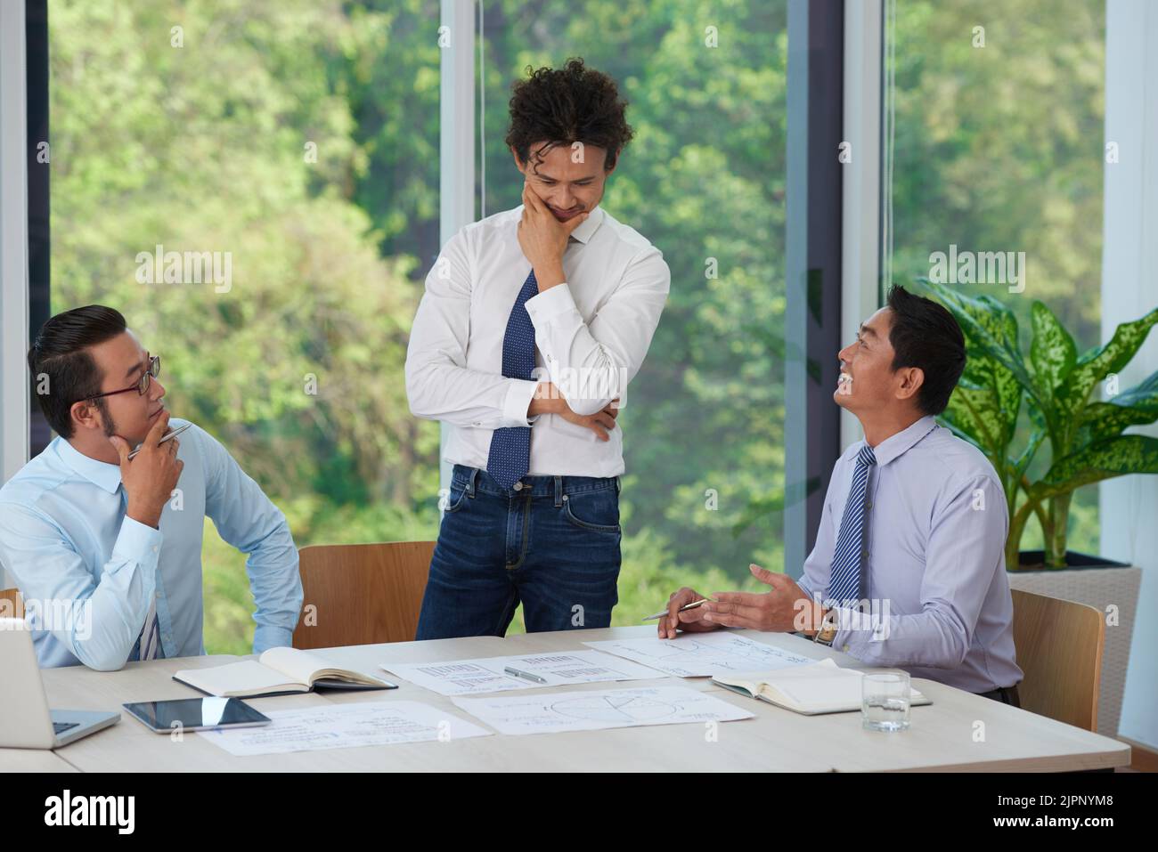 Coworker decision hi-res stock photography and images - Alamy