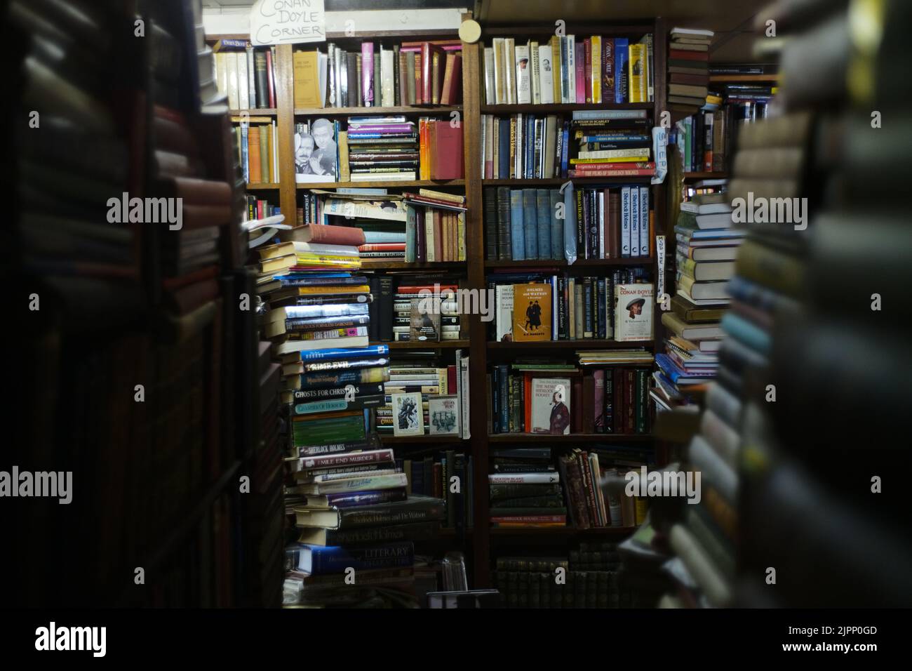 Shelves crammed with books hi-res stock photography and images - Alamy