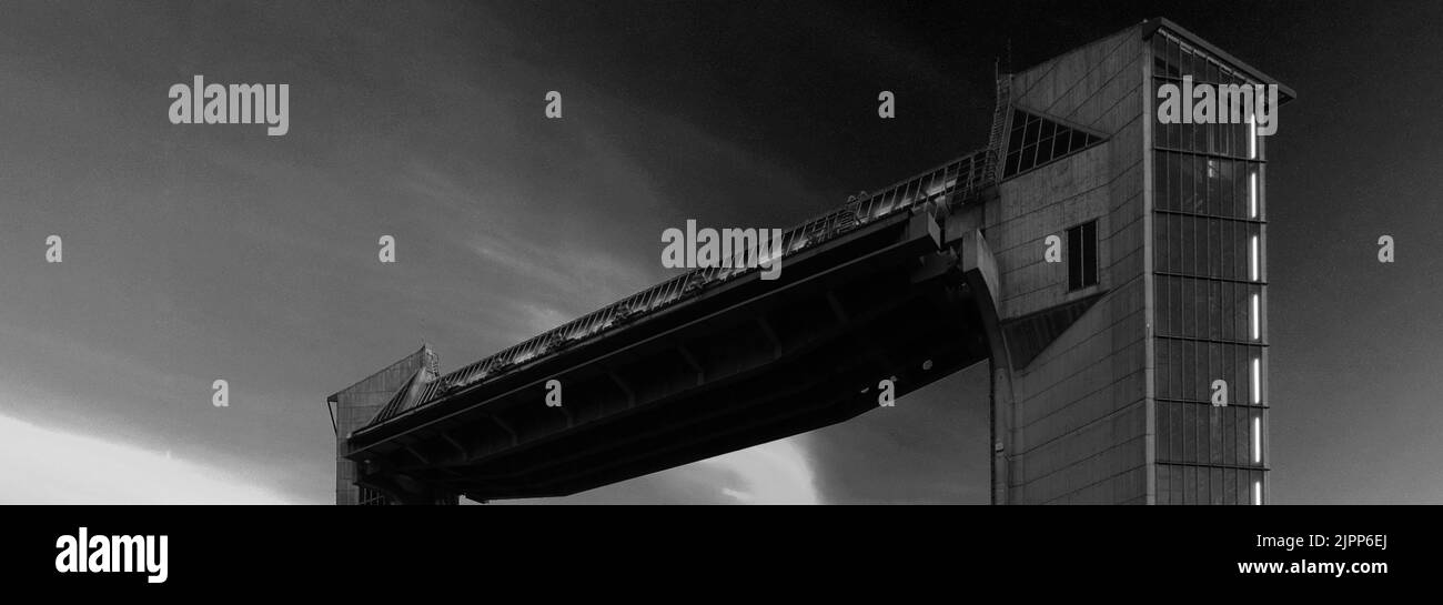 The river Hull tidal surge barrier, Kingston-upon-Hull, East Riding of ...
