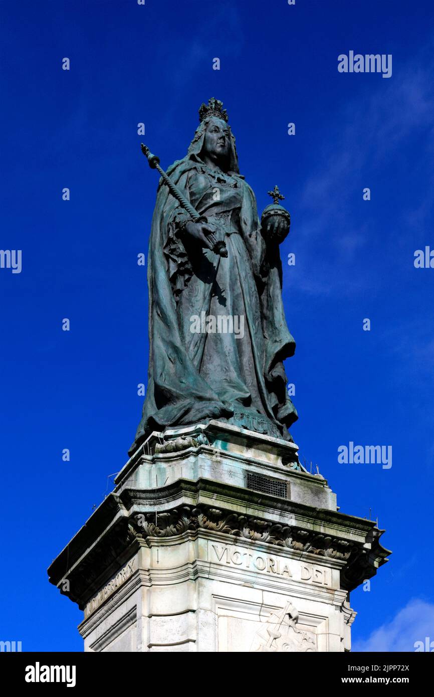 Statues in hull hi-res stock photography and images - Alamy