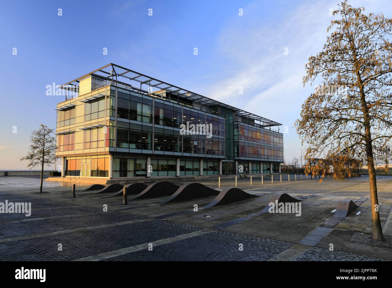 Office blocks at humber quays hi-res stock photography and images - Alamy