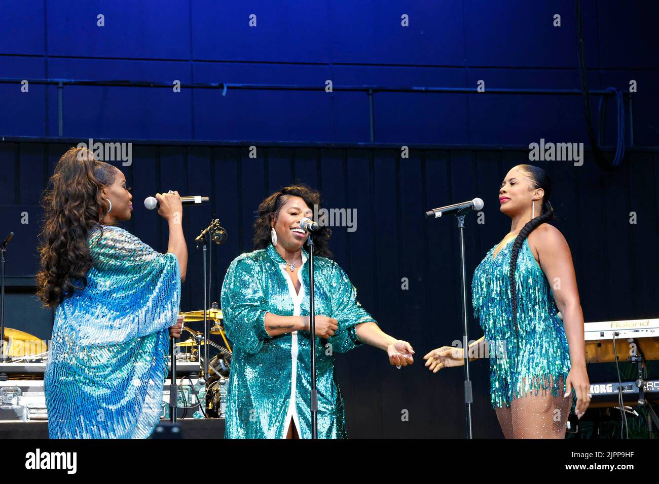 Brownstone Performs At The Dell East Music Center In Philadelphia ...