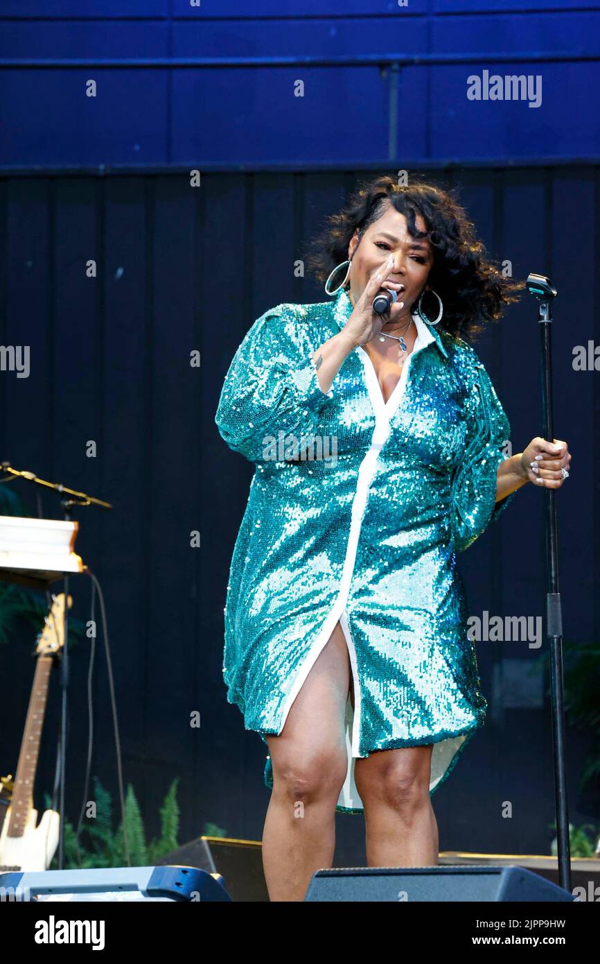 Brownstone Performs At The Dell East Music Center In Philadelphia ...